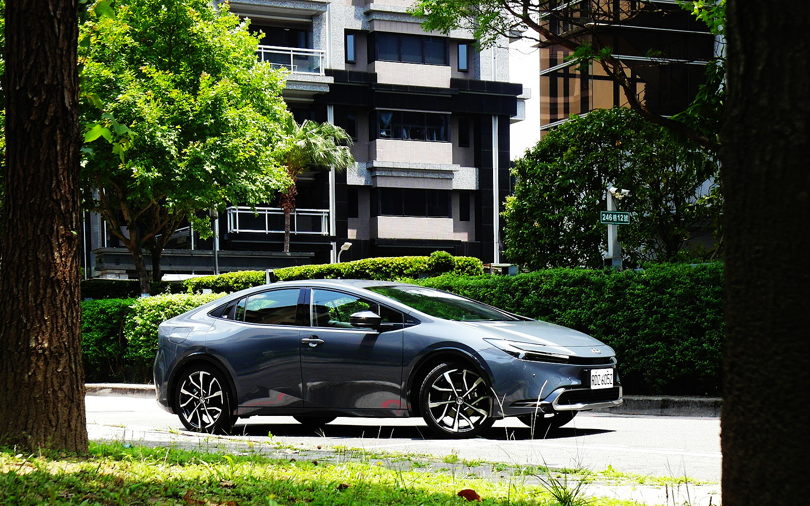 速度、里程不妥協 PRIUS PHEV純電馭不焦慮 - 品車CarImage